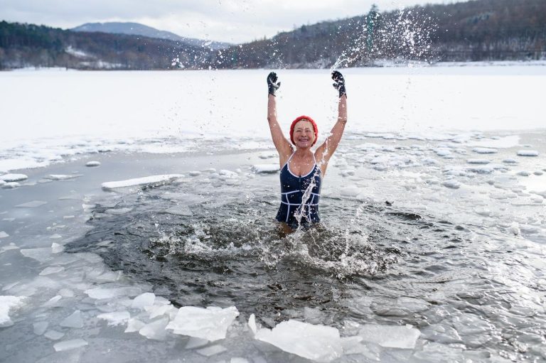 S'immerger dans l'eau froide : bienfaits et risques